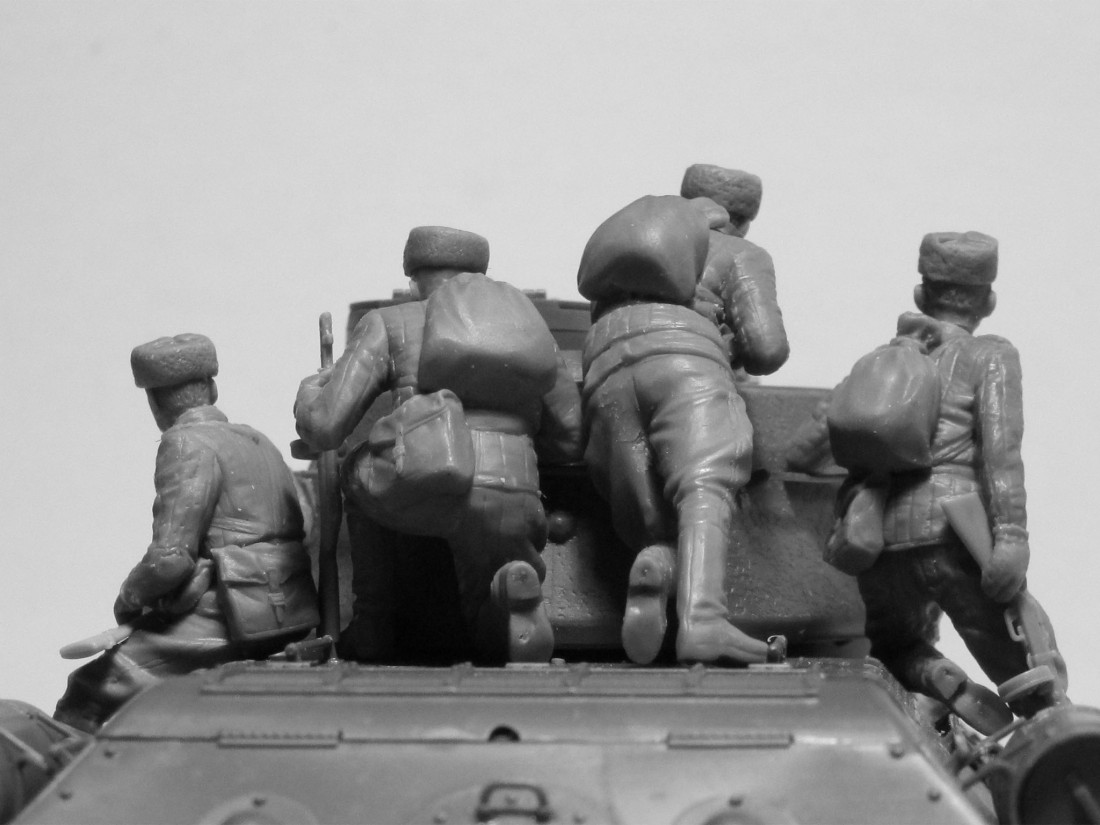 ICM 1:35 Soviet Tank Riders 1943-1945 (4 fig.) 35640